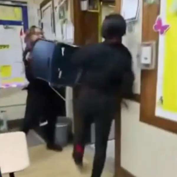 Aluna é acusada de perseguir colega com estilete em sala de aula